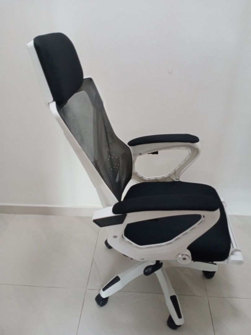 Gaming Chair with Arm & Leg Rest (VWINPER) on Carousell
