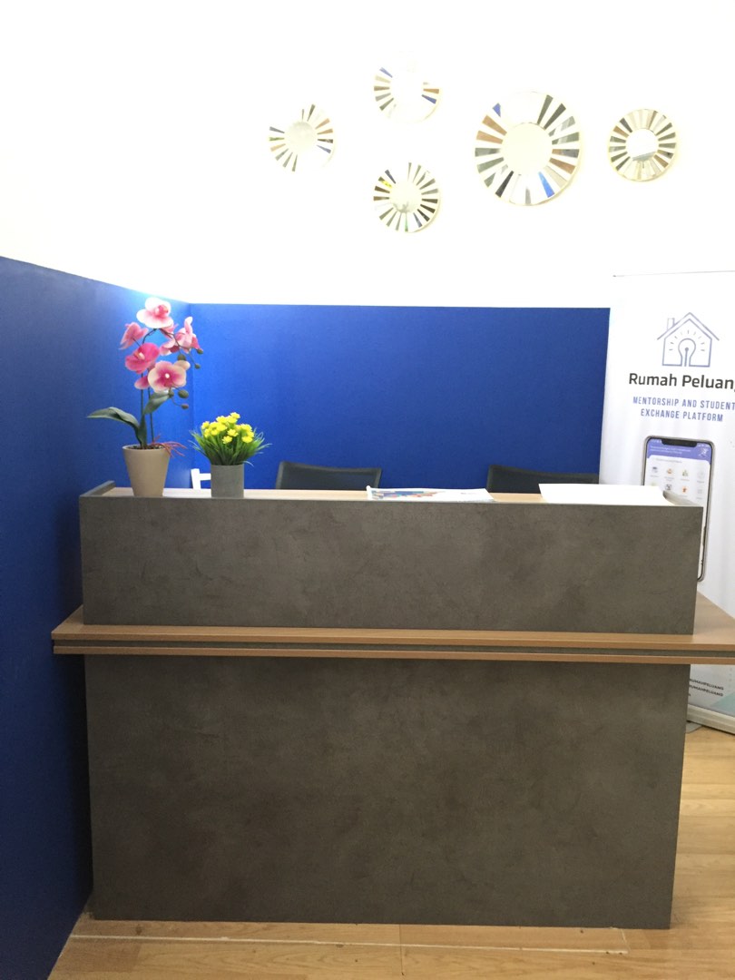 Meja resepsionis informa, Perabotan Rumah di Carousell