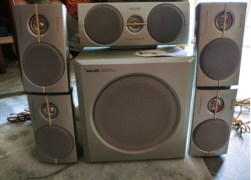 PHILIPS ORIENTATION SUBWOOFER WITH SPEAKERS ONLY IN GOOD CONDITION>