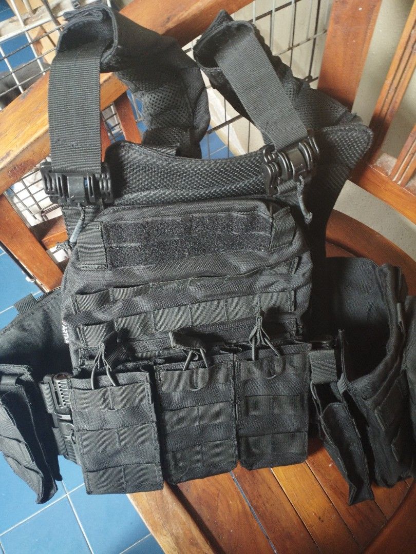 Tactical vest for sell. The Tactical vest with quick release mechanism ...