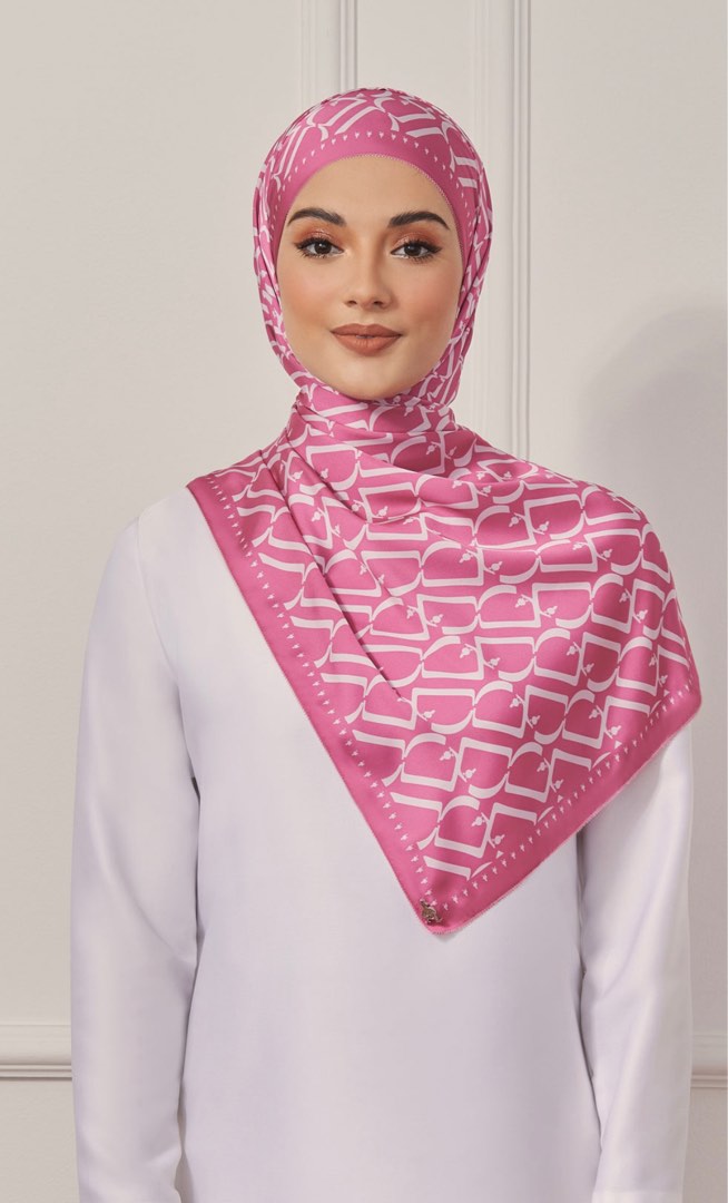 D monogram dUCk shawl in strawberry acai, Women's Fashion, Muslimah ...