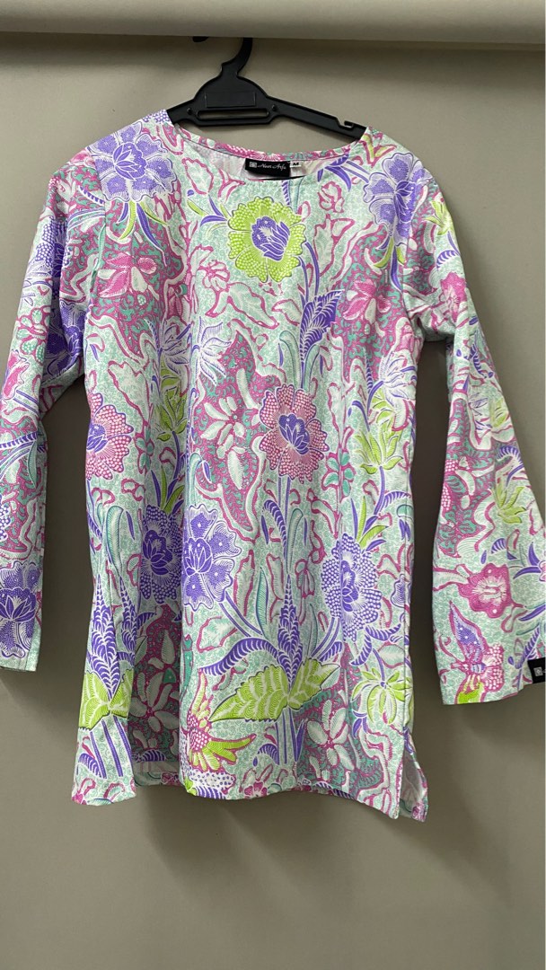 Noor Arfa Batik Blouse, Women's Fashion, Muslimah Fashion, Tops on ...