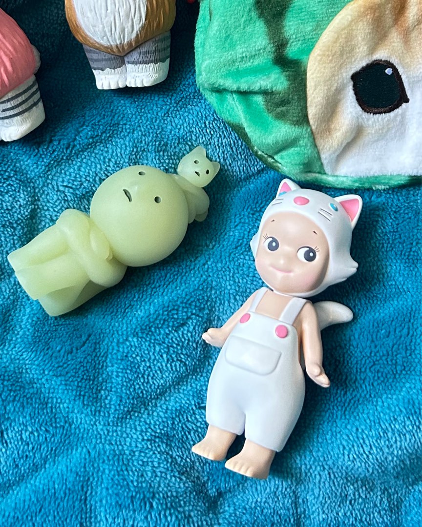 Smiski day dreaming & Sonny angel white cat, Hobbies & Toys, Toys ...