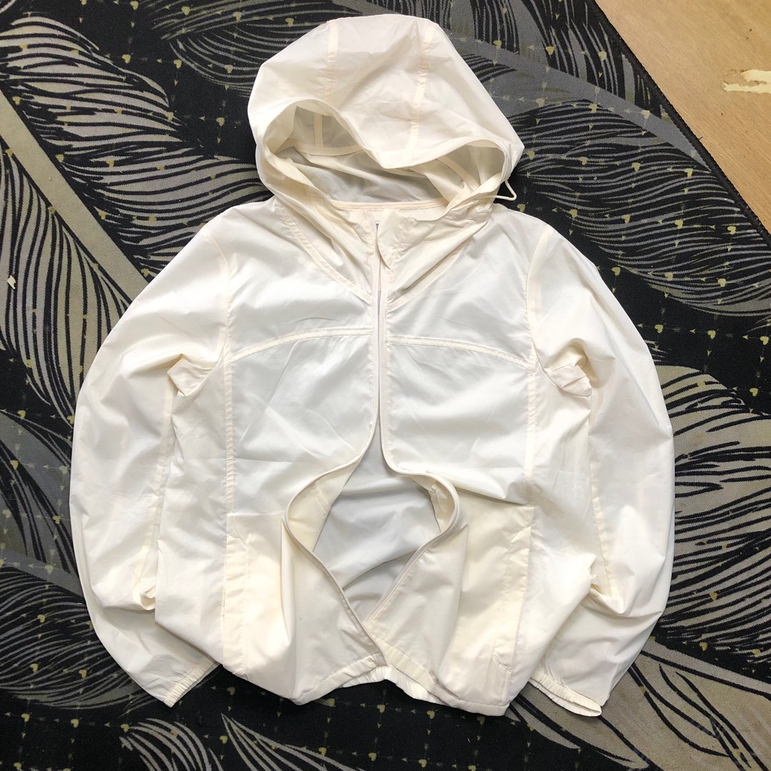 uniqlo running jacket, Fesyen Pria, Pakaian , Baju Luaran di Carousell