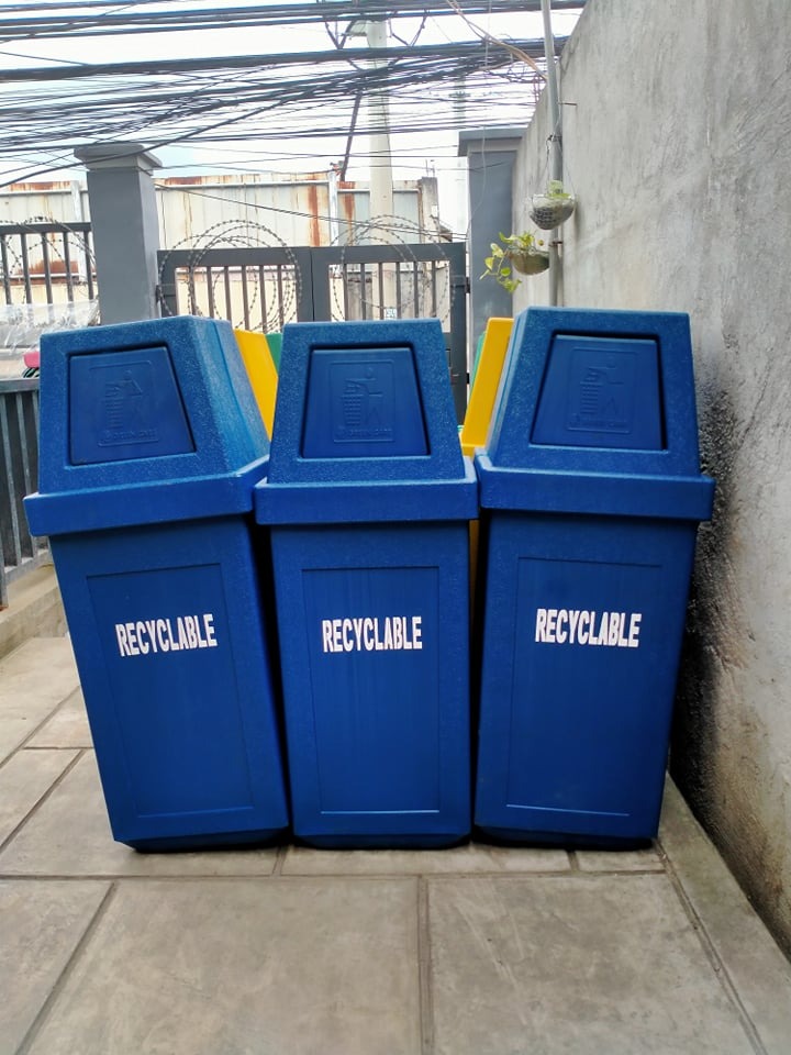 hooded trash bin king 120 liters, Furniture & Home Living, Cleaning ...