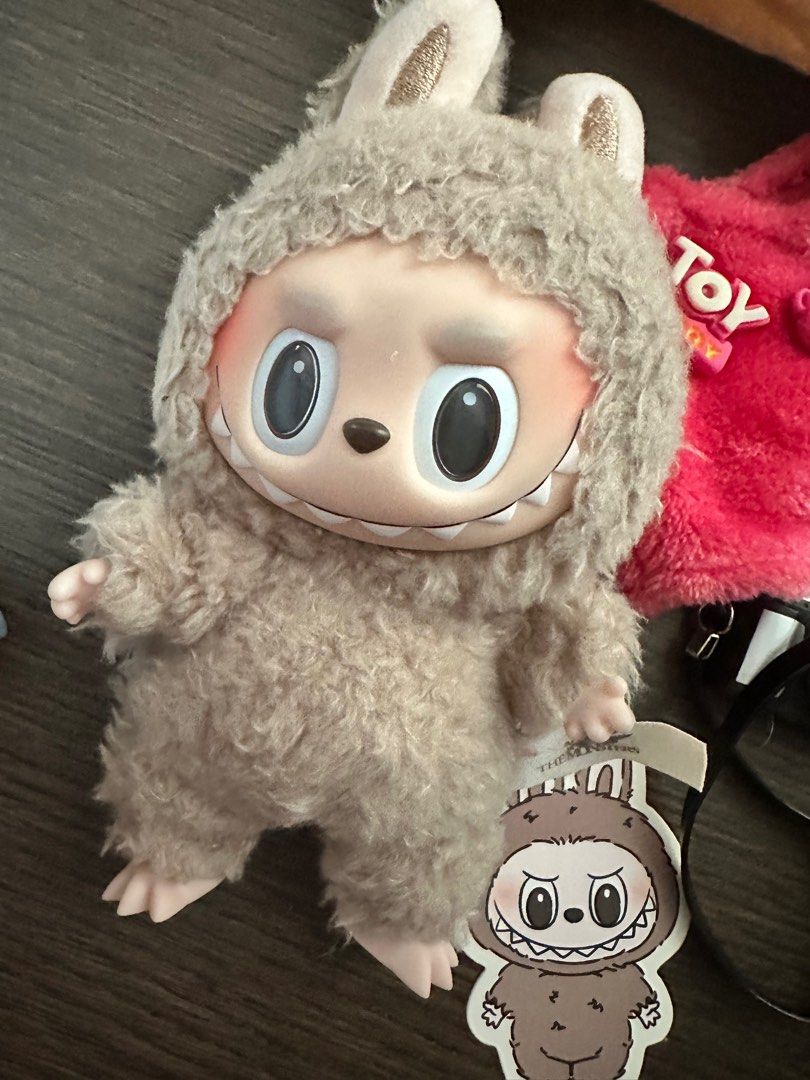 Popmart labubu original free 2 kostum kamera, K-Wave di Carousell