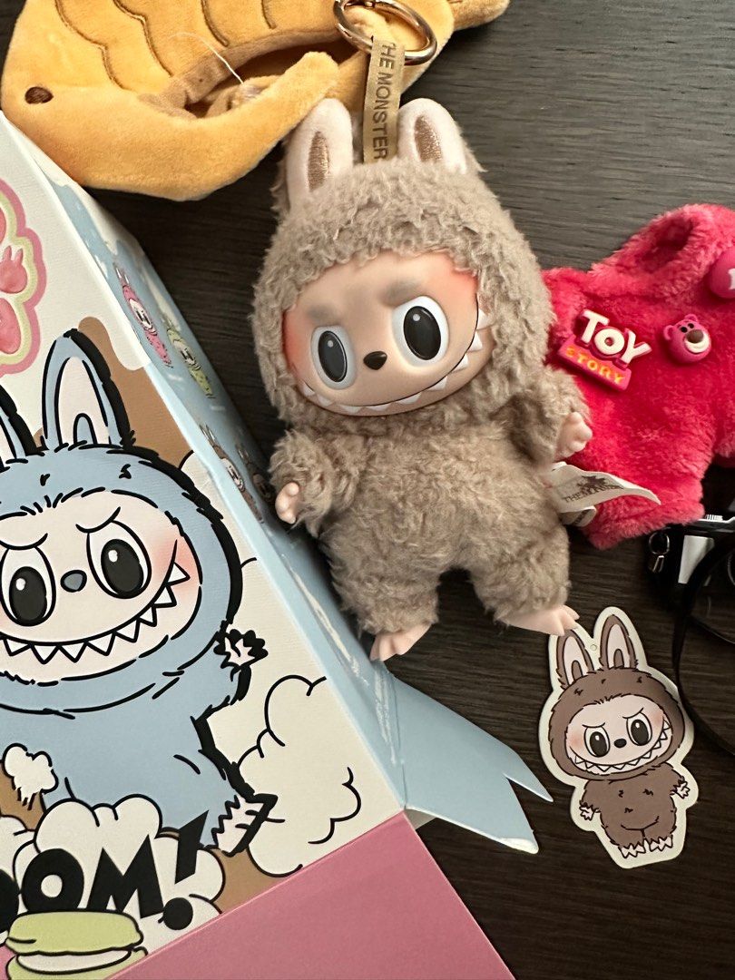 Popmart labubu original free 2 kostum kamera, K-Wave di Carousell