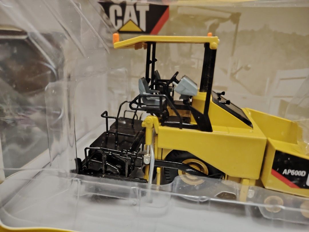 1/50 CAT 瀝青攤舖機 CAT AP600D Asphalt Paver W/Canopy by Norscot 施工車模型, 興趣及 ...