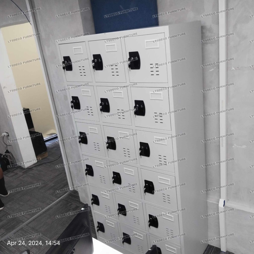 STEEL LOCKERS 18 DOOR OFFICE PARTITIONS, Furniture & Home Living ...