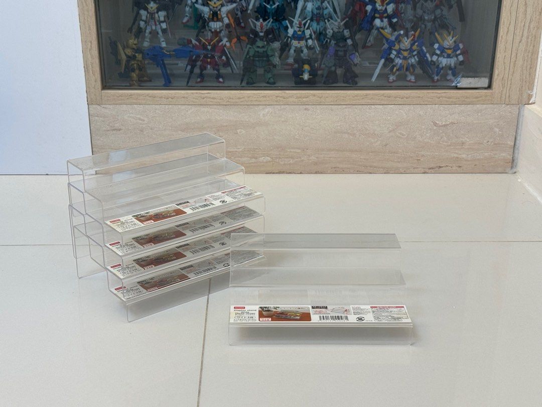 Daiso display stand wide stage 透明陳列架收納架 亞加力膠架 模型擺設, 興趣及遊戲, 玩具 & 遊戲類 ...