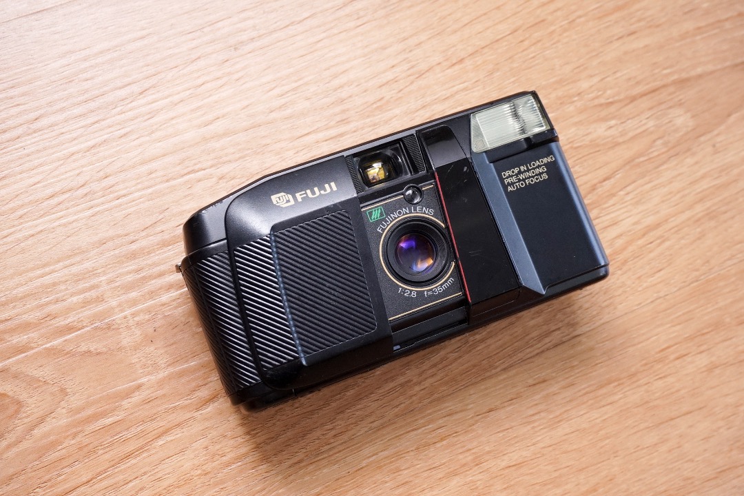 Fuji Cardia HITE date Point & Shoot film camera, Photography, Cameras on Carousell