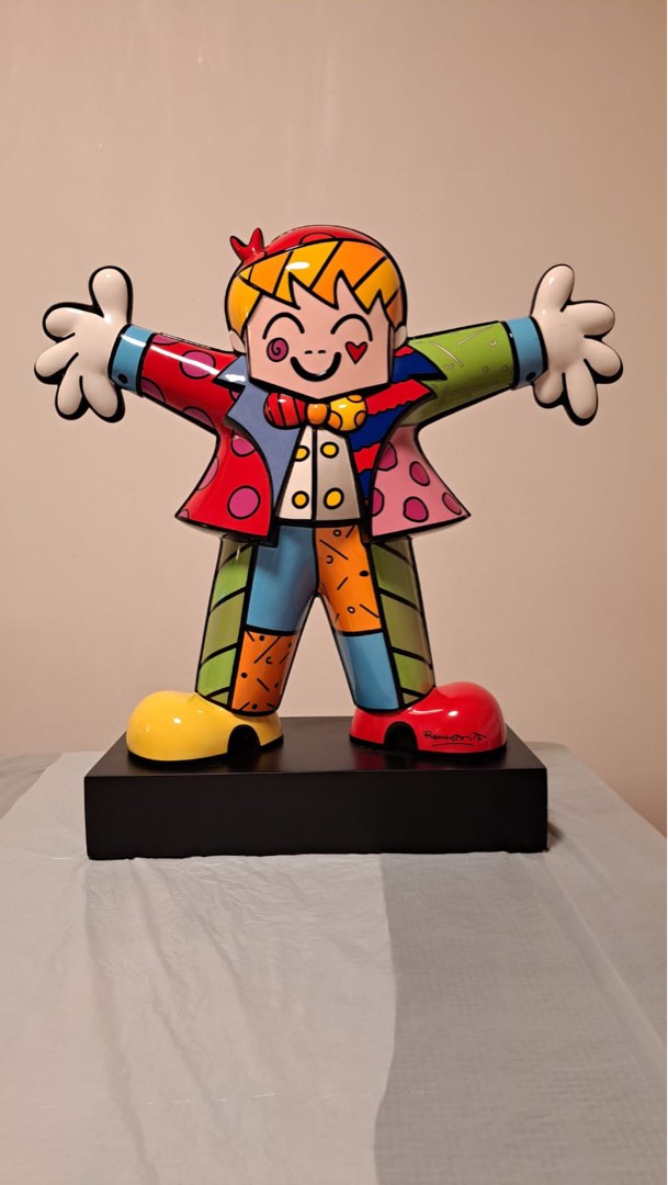 Hug Too figure Romero Britto GOEBEL, 興趣及遊戲, 玩具 & 遊戲類 - Carousell