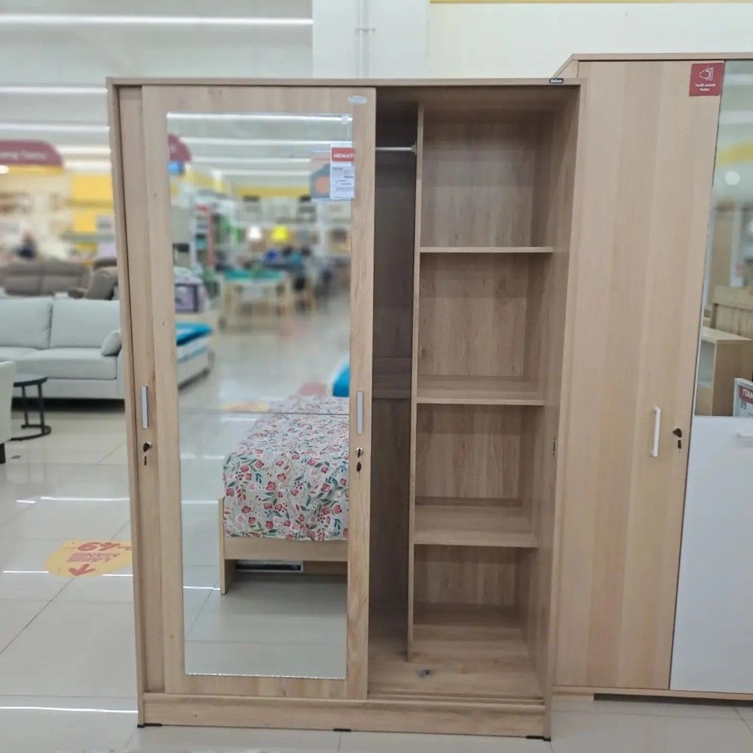 Lemari pakaian sliding kayu, Perabotan Rumah di Carousell