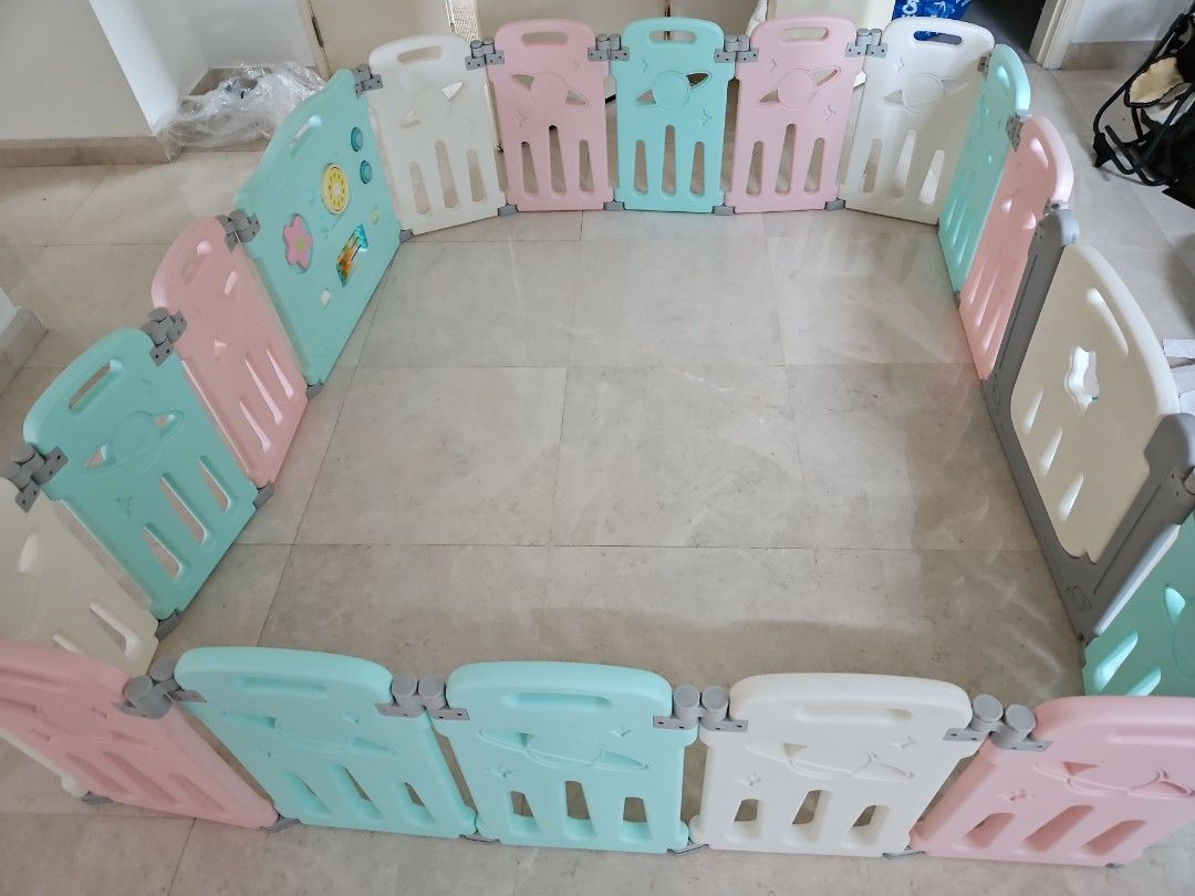 Coby Haus Fence total 18 pieces: 16 panels + 1 door + 1 big panel ...