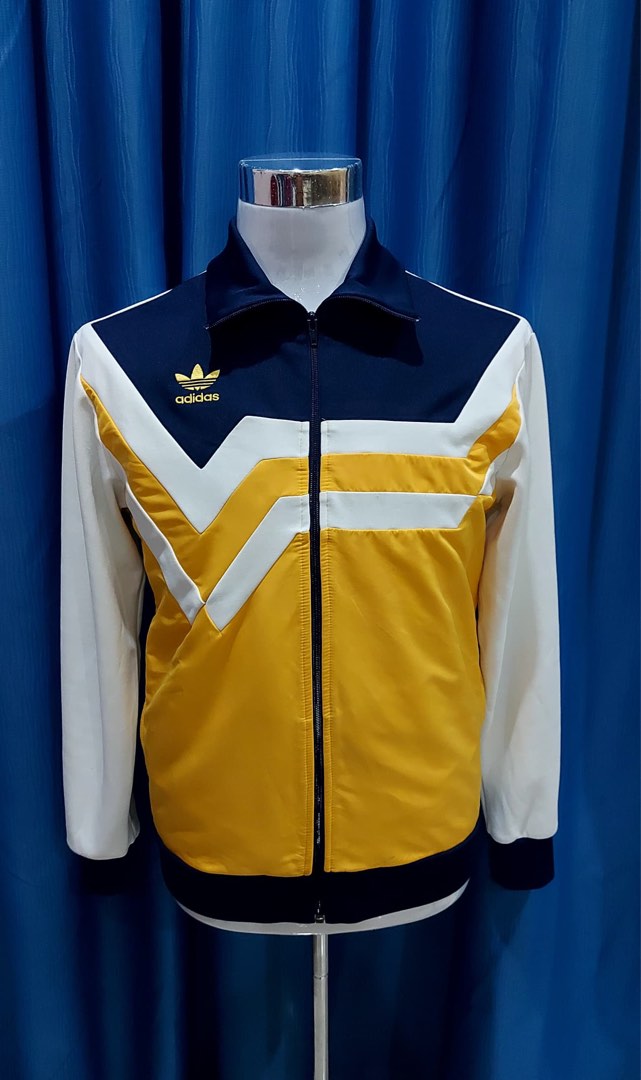 Tracktop Adidas Vintage Pit 21.5 (L 27.5), Men's Fashion, Coats ...