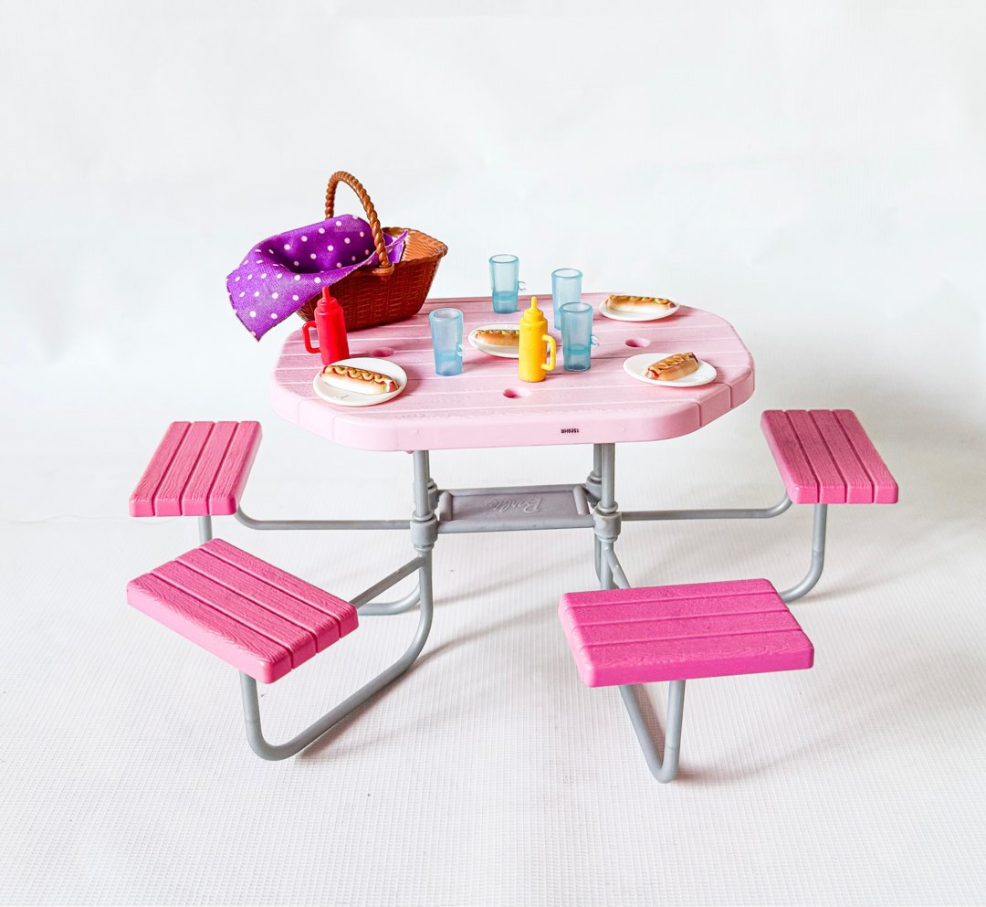 Barbie Pink Picnic Table with Adjustable Seats and Hot Dog Picnic for 4 ...