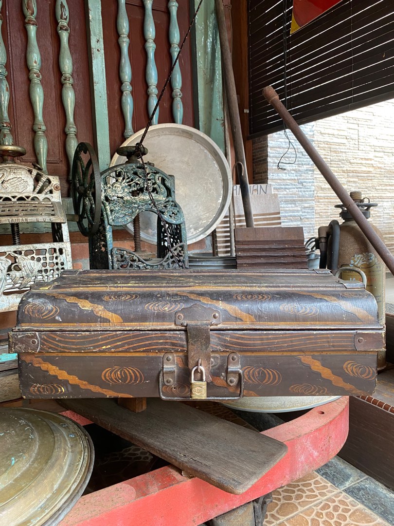 Beg Besi Antik, Hobbies & Toys, Collectibles & Memorabilia, Vintage ...
