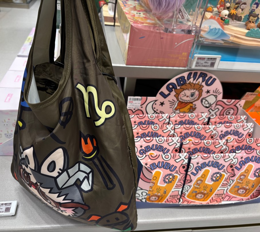 Labubu lbb 拉布布 单肩包/ 环保袋 reusable recycle messenger bag : or as xmas ...