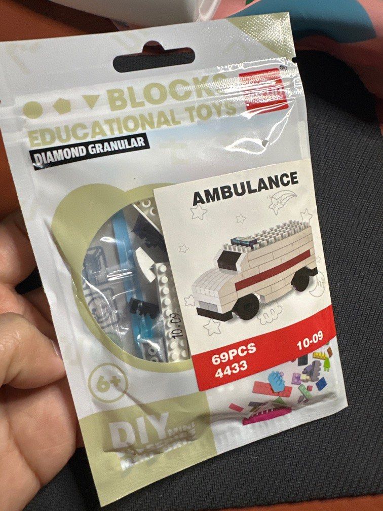 Lego blocks ambulance, Bayi & Anak, Mainan & Baby Walker di Carousell