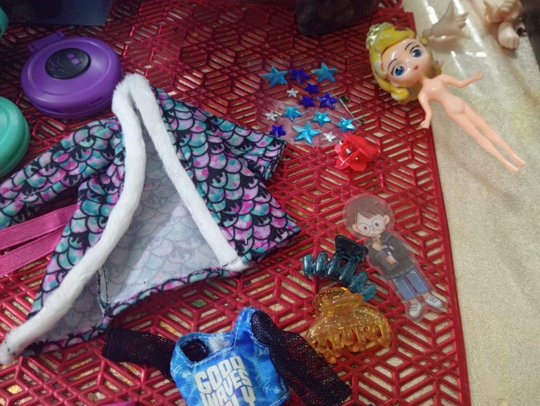 Monster High clothes and accessories .Joy buyers won't be entertained ...