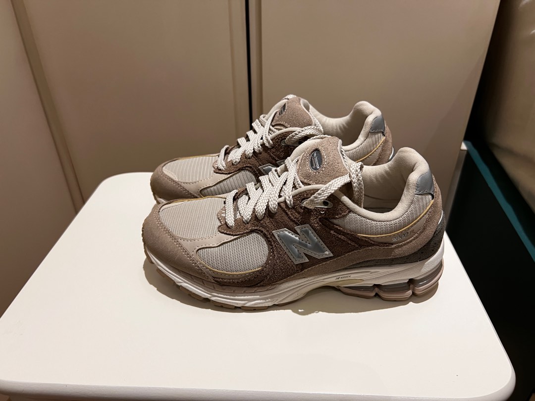 New balance 2002 Cream EU 37.5, Fesyen Wanita, Sepatu di Carousell