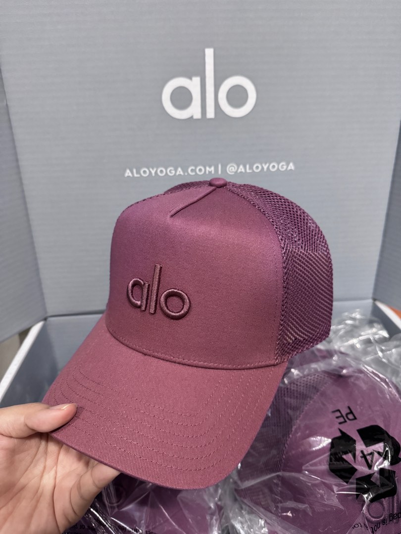 ALO YOGA DISTRICT TRUCKER HAT BURGUNDY TRUFFLE, Women's Fashion ...