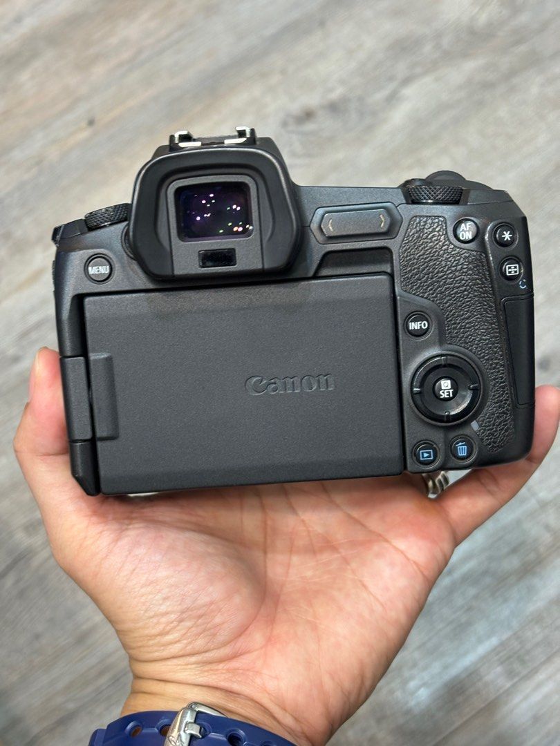 CANON EOS R BODY SHUTTER COUNT 40k+, Photography, Cameras on Carousell