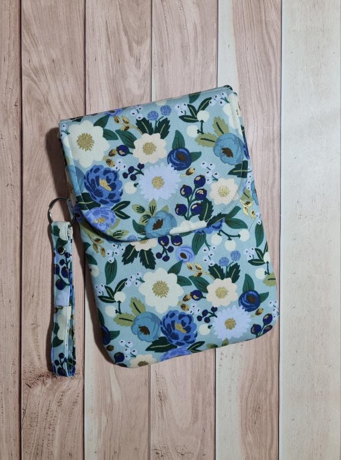 E-Reader Envelope Pouch - Blue Flowers, Women's Fashion, Bags & Wallets ...