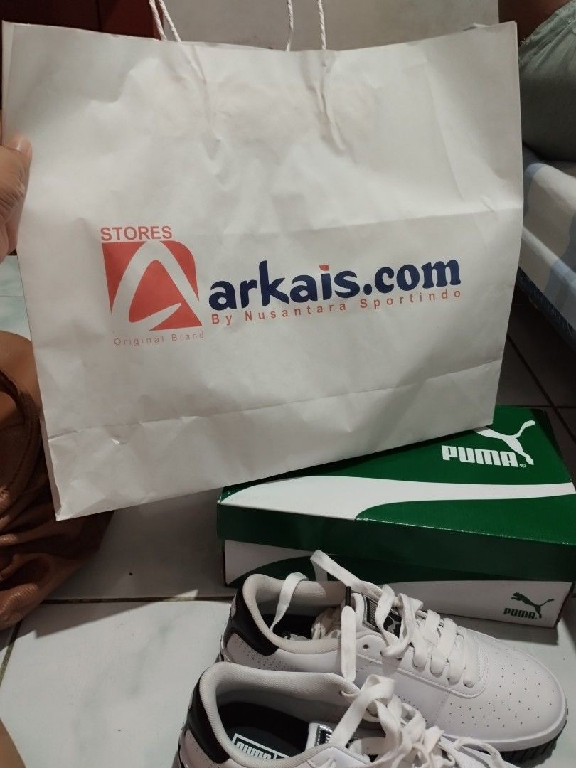 Sepatu puma original, warna putih dan hitam. Boleh cek harga nya di ...