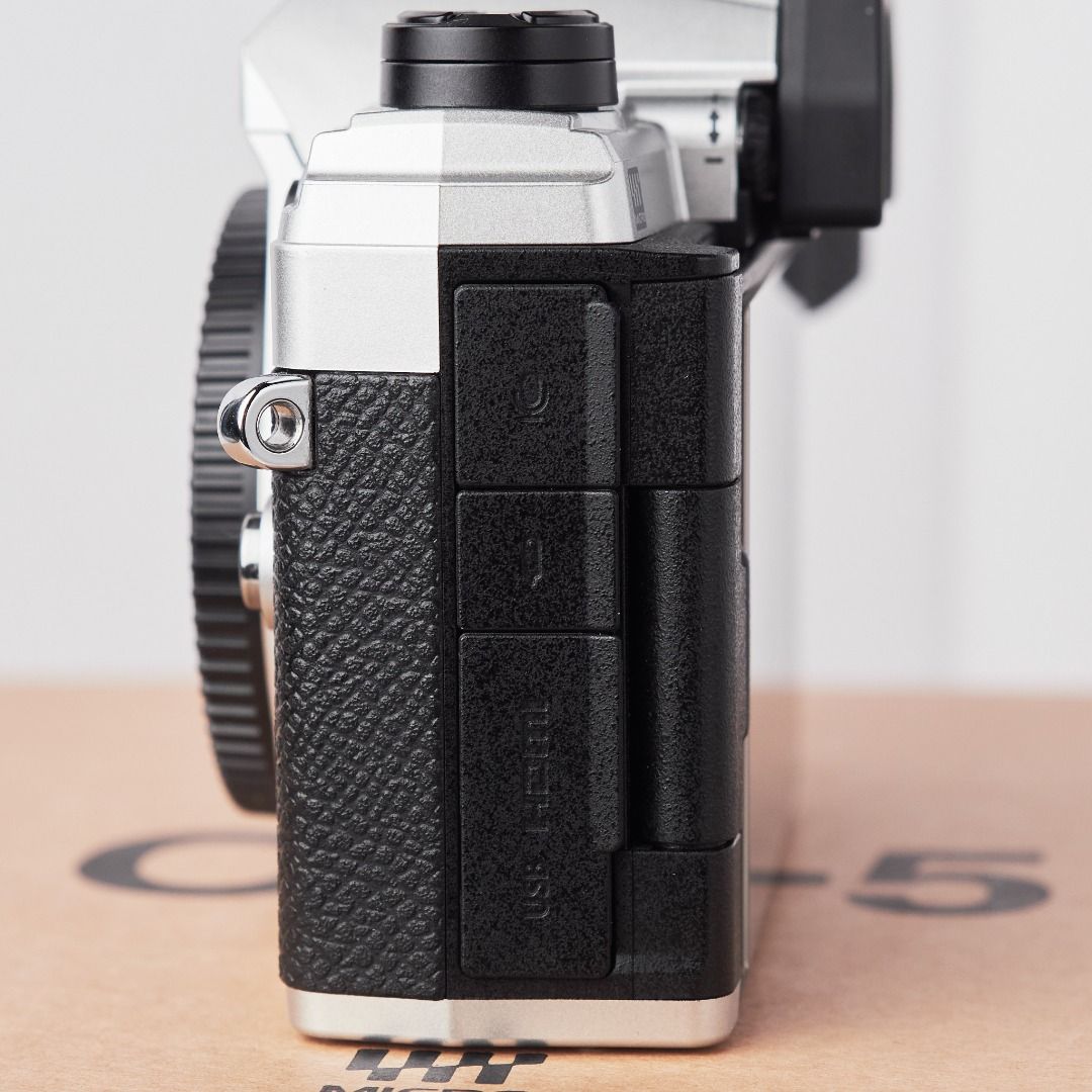 Olympus OM-5 (mint cond.) OM SYSTEM OM5 mirrorless camera (no lens ...