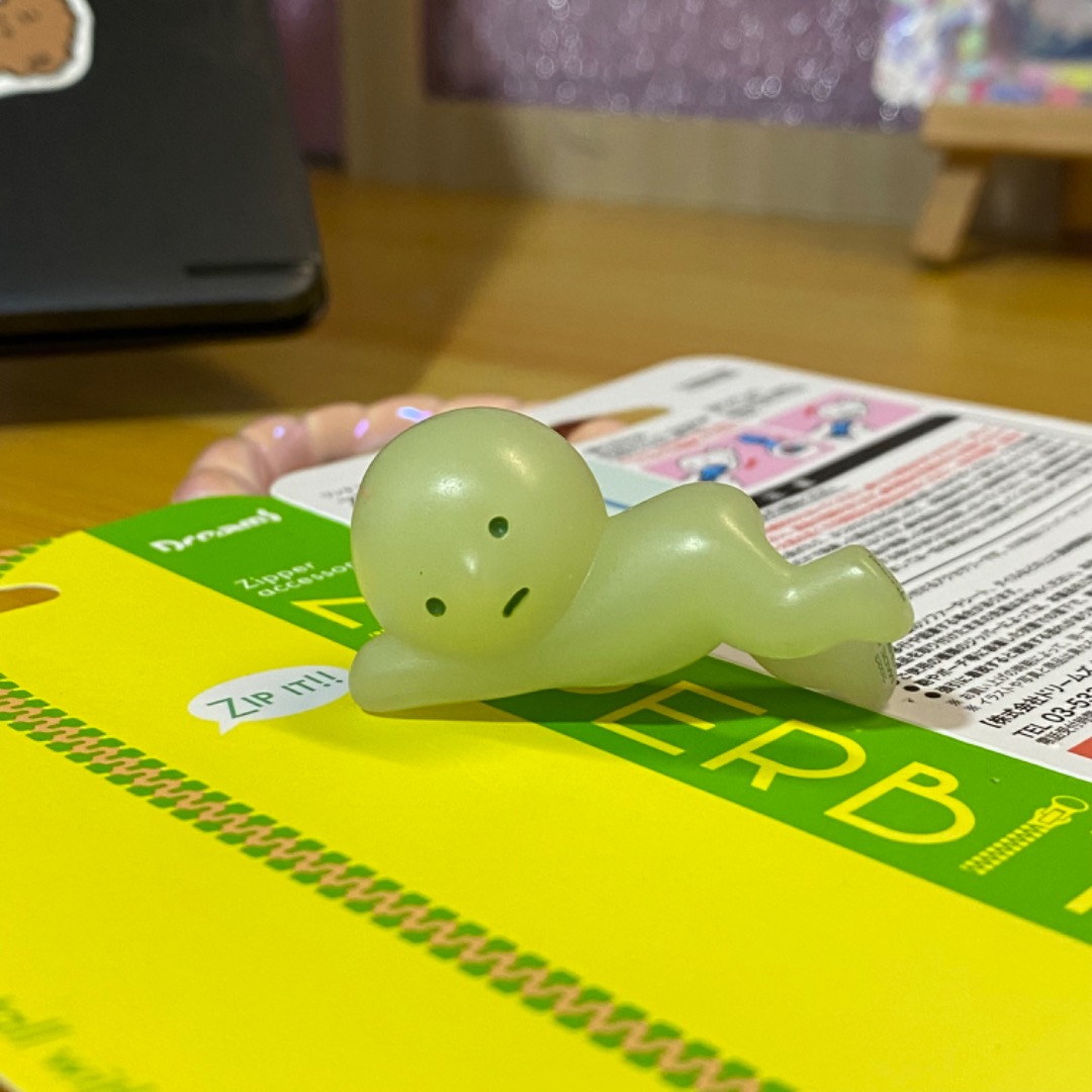 Smiski Zipper Bite Hanging On, Hobbies & Toys, Memorabilia ...