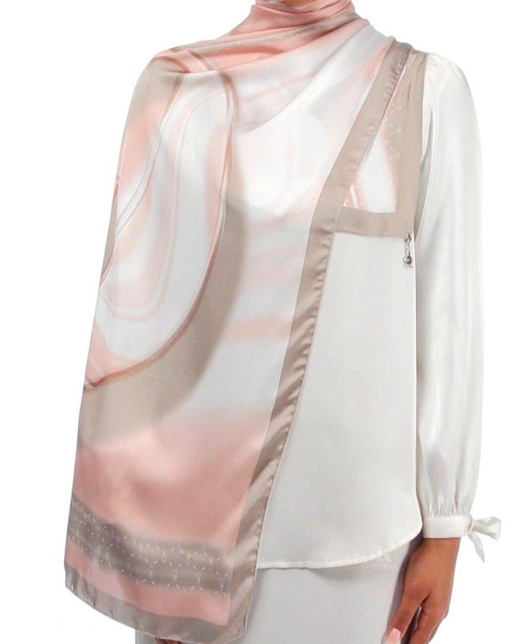 The Alphabet dUCk Shawl in O (with box, used once), Women's Fashion ...