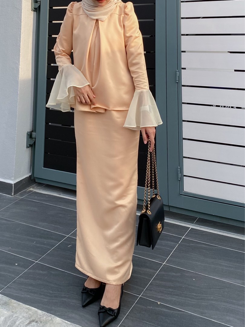Fradella Luxe Satin Color Peach, Women's Fashion, Muslimah Fashion ...