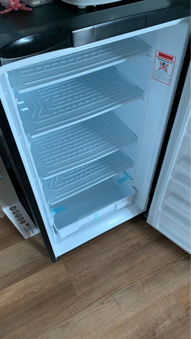 Freezer Asi merk Aqua AQF S4 S 5 rak dark silver