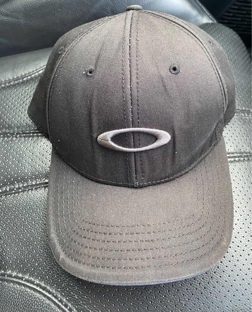 Oakley Cap, Men's Fashion, Watches & Accessories, Cap & Hats on Carousell
