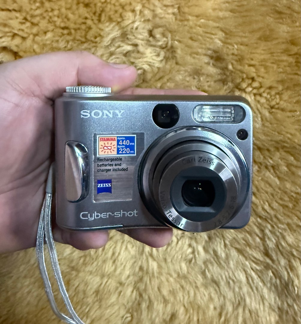 Sony Cybershot DSC-S80 Digital Camera, Photography, Cameras on Carousell