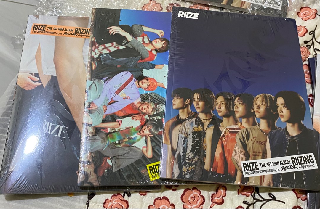 SET [Photo Book Ver.] RIIZE- 1st Mini Album [RIIZING], Hobbies & Toys ...