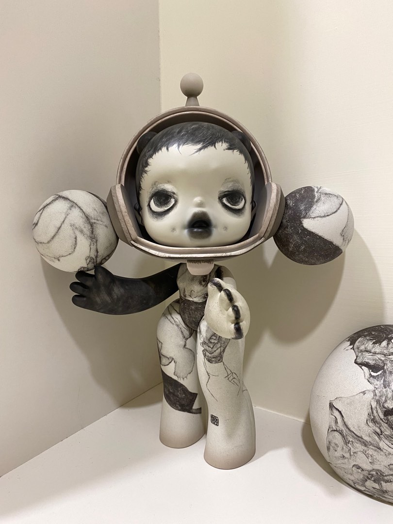 POP MART 泡泡瑪特 MEGA skullpanda 400% 埃貢．席勒, 書籍、休閒與玩具, 玩具、公仔、桌遊在旋轉拍賣