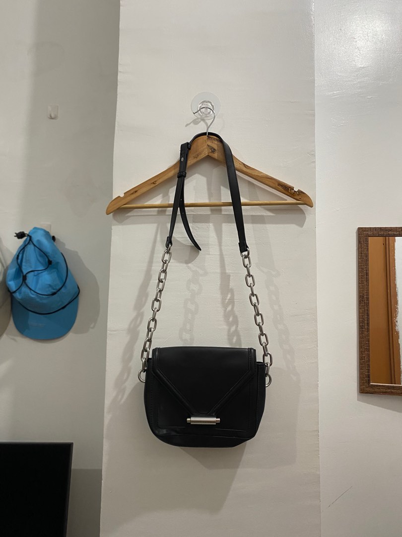 CHARLES AND KEITH LOLA ENVELOPE CROSSBODY BAG, Women's Fashion, Bags ...