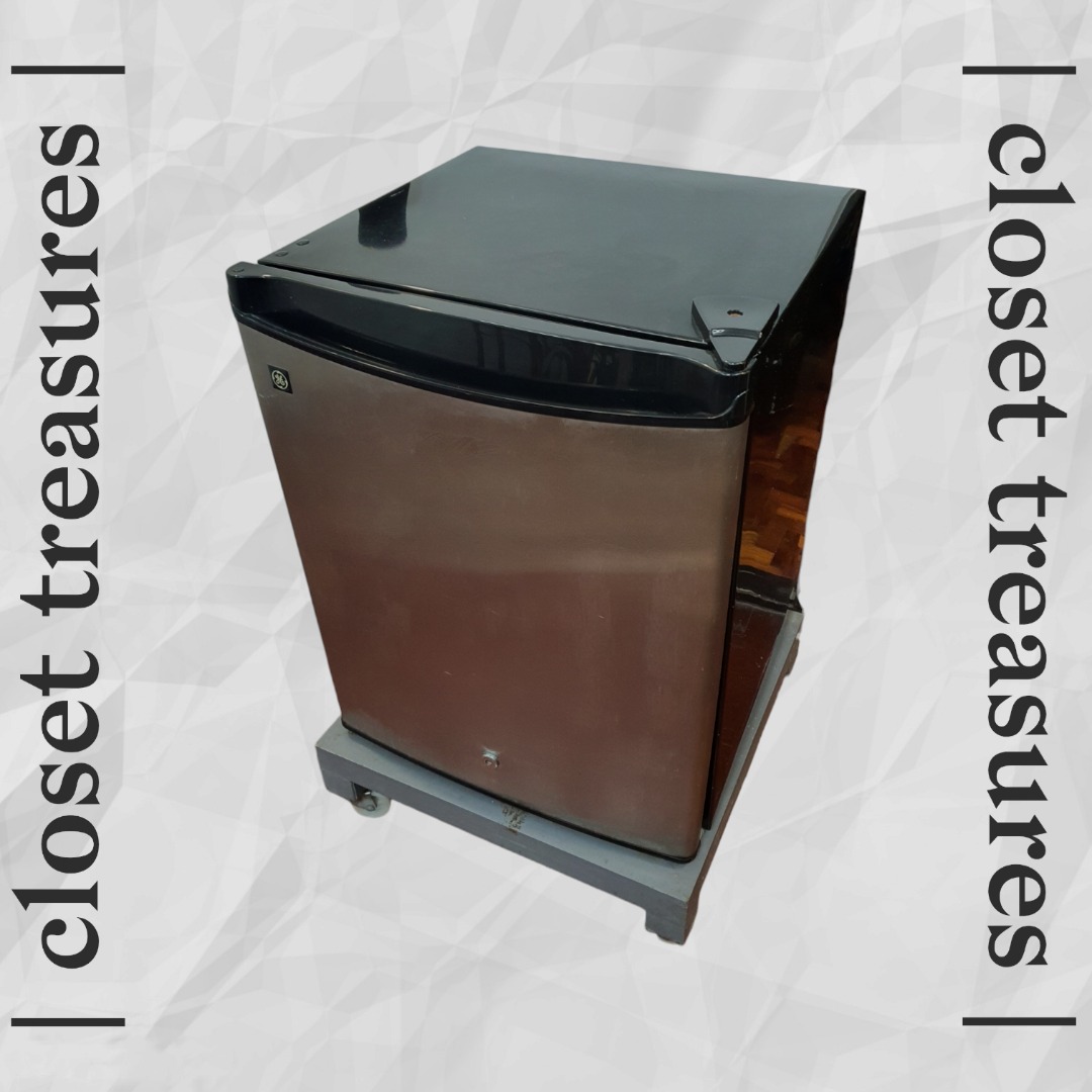 General Electric (GE) Compact Refrigerator with Key Lock and Stand, TV ...