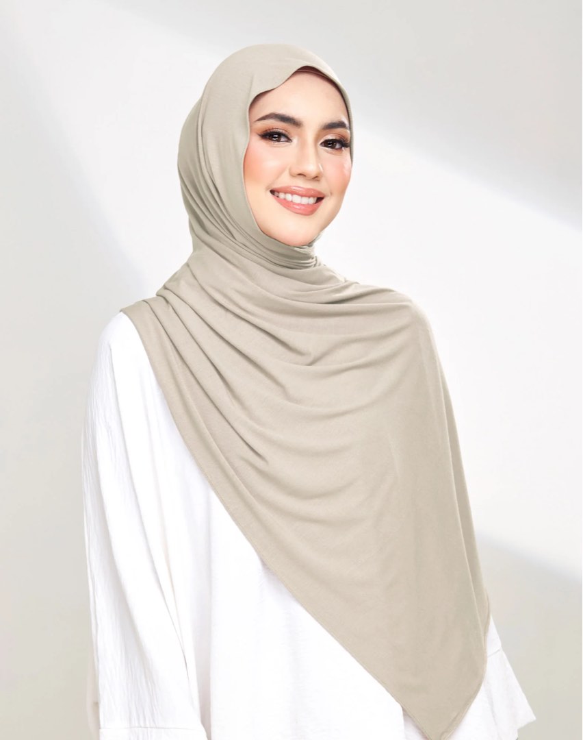 TudungRuffle Cosy Shawl in Cosmos, Women's Fashion, Muslimah Fashion ...