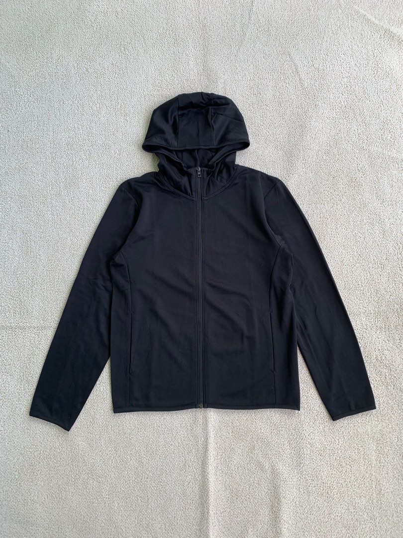 uniqlo running jacket, Fesyen Pria, Pakaian , Atasan di Carousell
