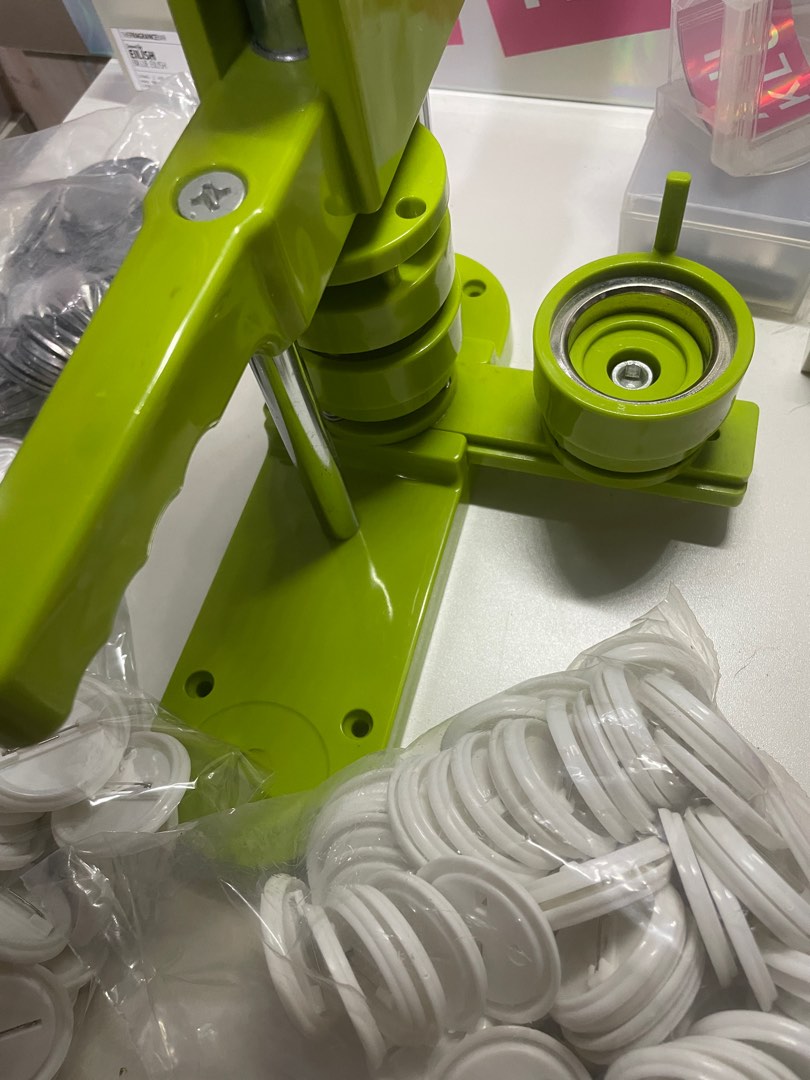 BUTTON PIN MACHINE, Hobbies & Toys, Stationary & Craft, Craft Supplies ...