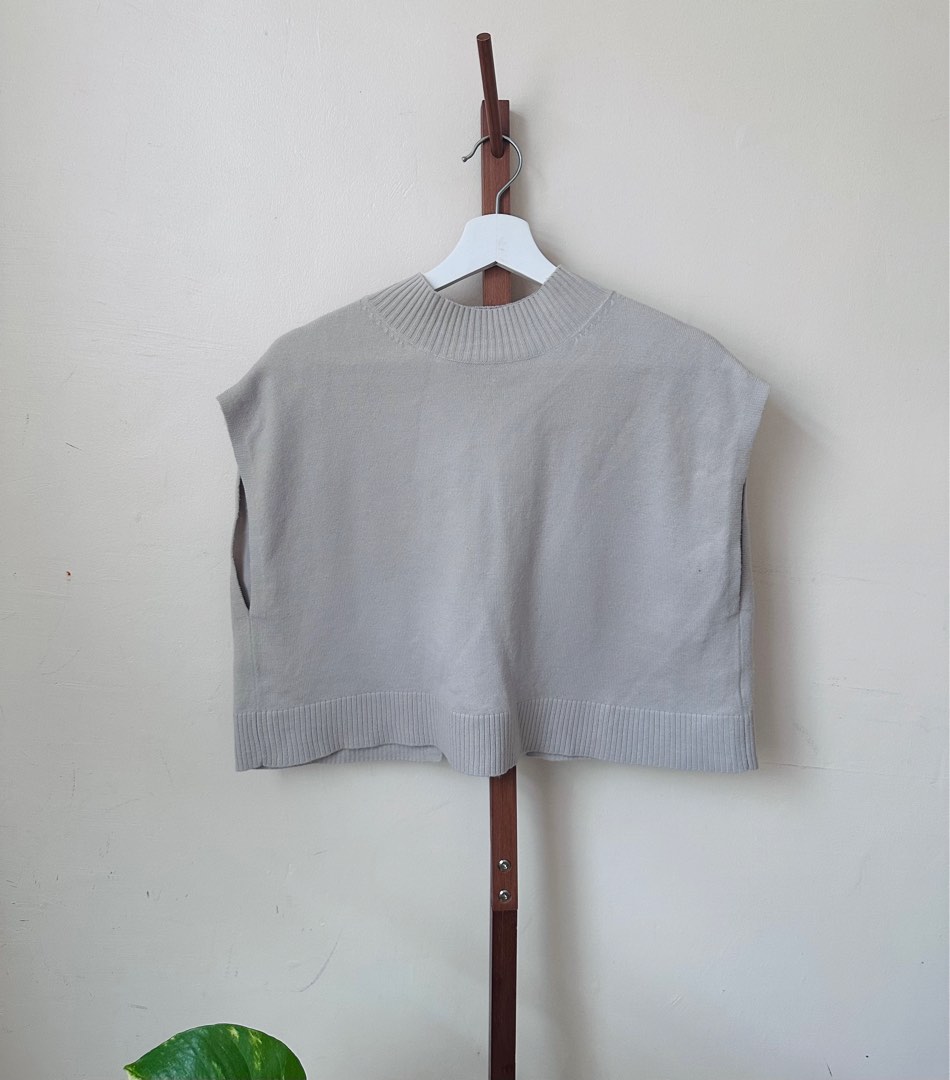 GU by Uniqlo Knit Crop Top with an Open Back, Women's Fashion, Tops ...