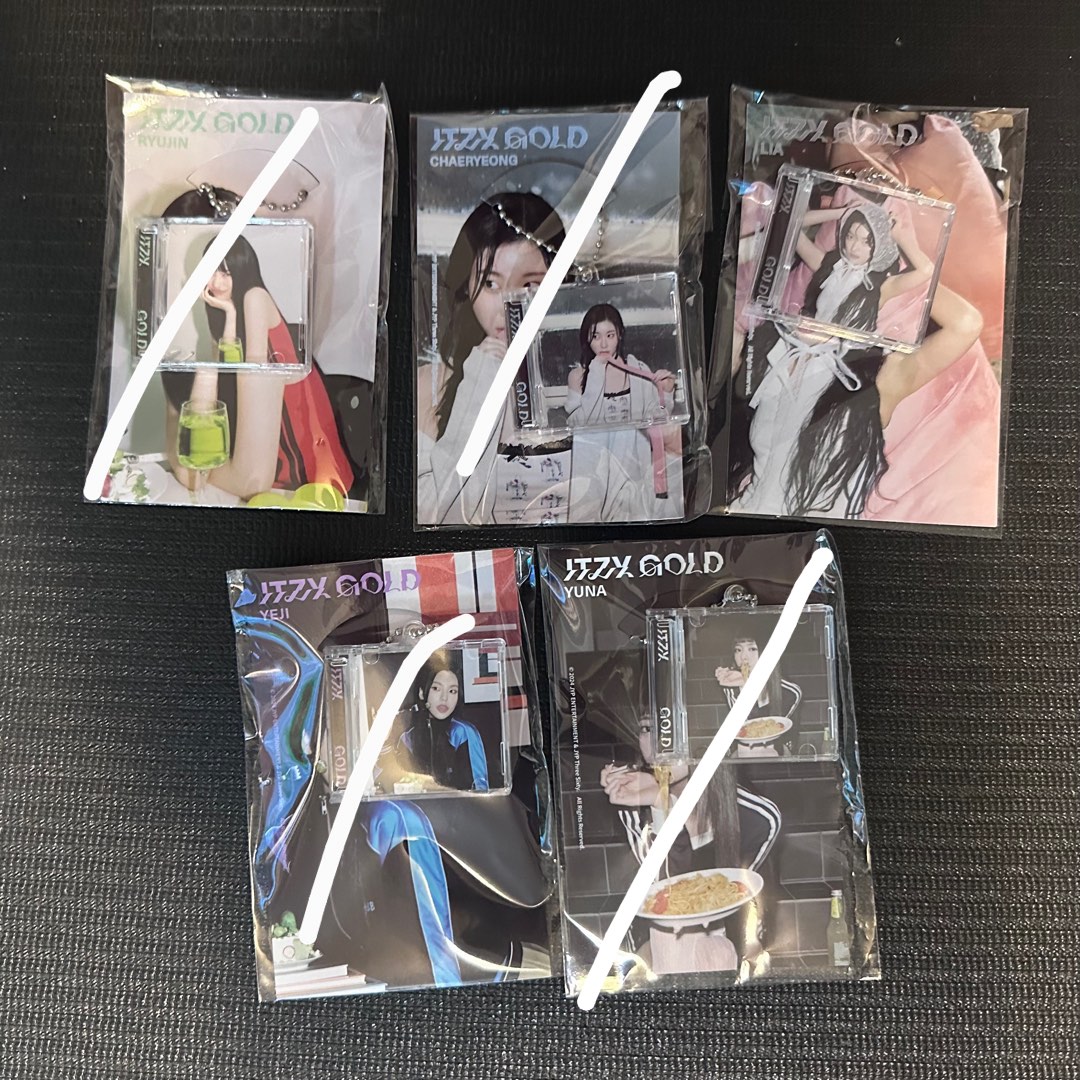 ITZY Gold Mini CD keyring 現貨 Lia, 興趣及遊戲, 收藏品及紀念品, 韓流 - Carousell