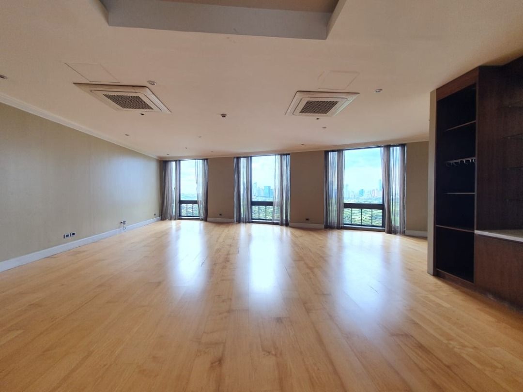 3 Bedroom Unit for Sale in Lawton Tower Essensa East Forbes BGC ...