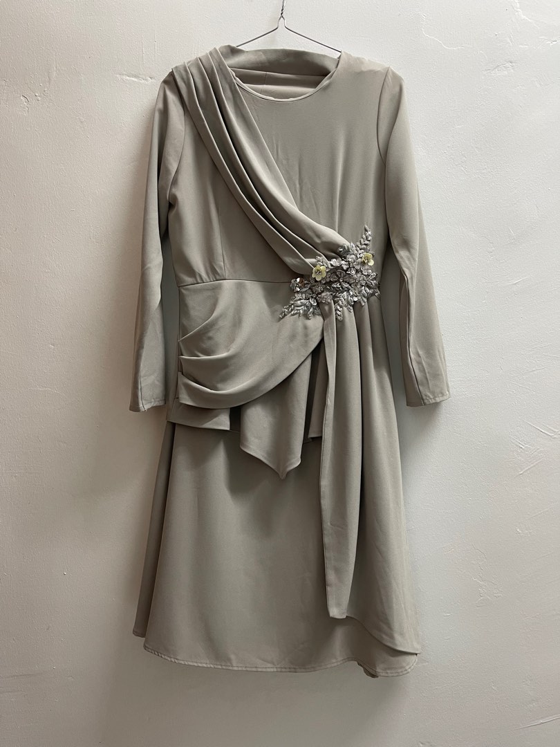 baju kurung grey Elfira loy X Mcvouge, Women's Fashion, Muslimah Fashion, Baju Kurung & sets on ...
