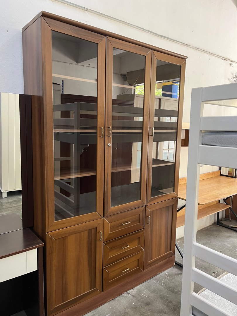 Cabinet hiasan / cabinet cermin 3 pintu, Furniture & Home Living ...