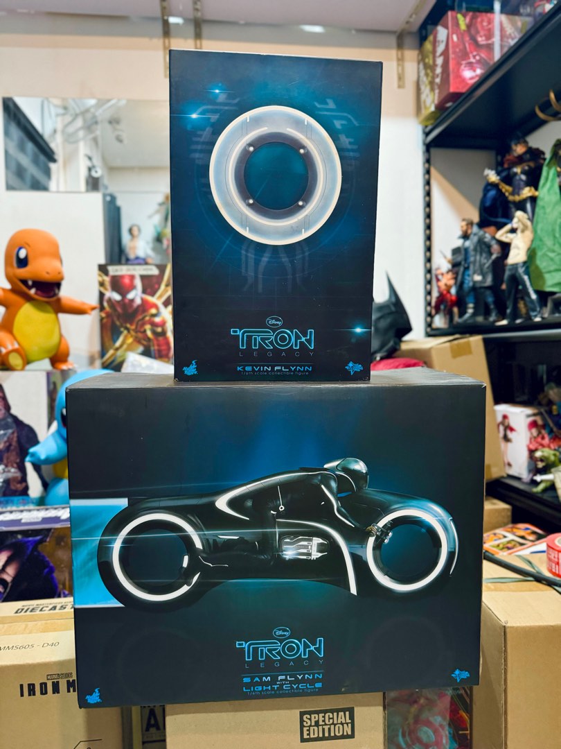 Hot toys Tron Legacy Set (Rare), Hobbies & Toys, Toys & Games on Carousell