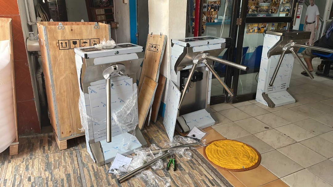 tripod turnstile machine, Commercial & Industrial, Industrial Equipment ...